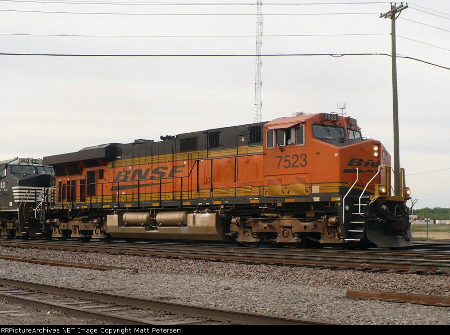 BNSF 7523